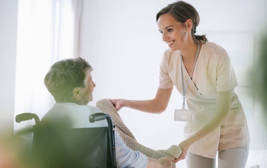 Ambulatorinė slauga namuose: pagalba, padedanti pacientui ilgiau išlikti savarankiškam • Suvalkietis